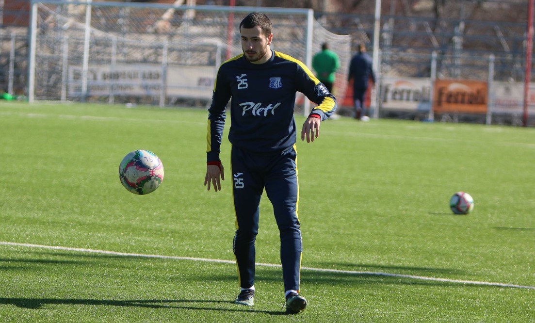 Prună a revenit pe gazon după aproape un an de zile și-și ridică ...