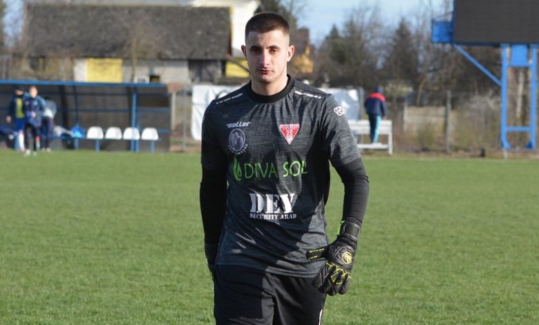 Cermeiul nu-și mai permite să calce strâmb în fața unei colege de play ...