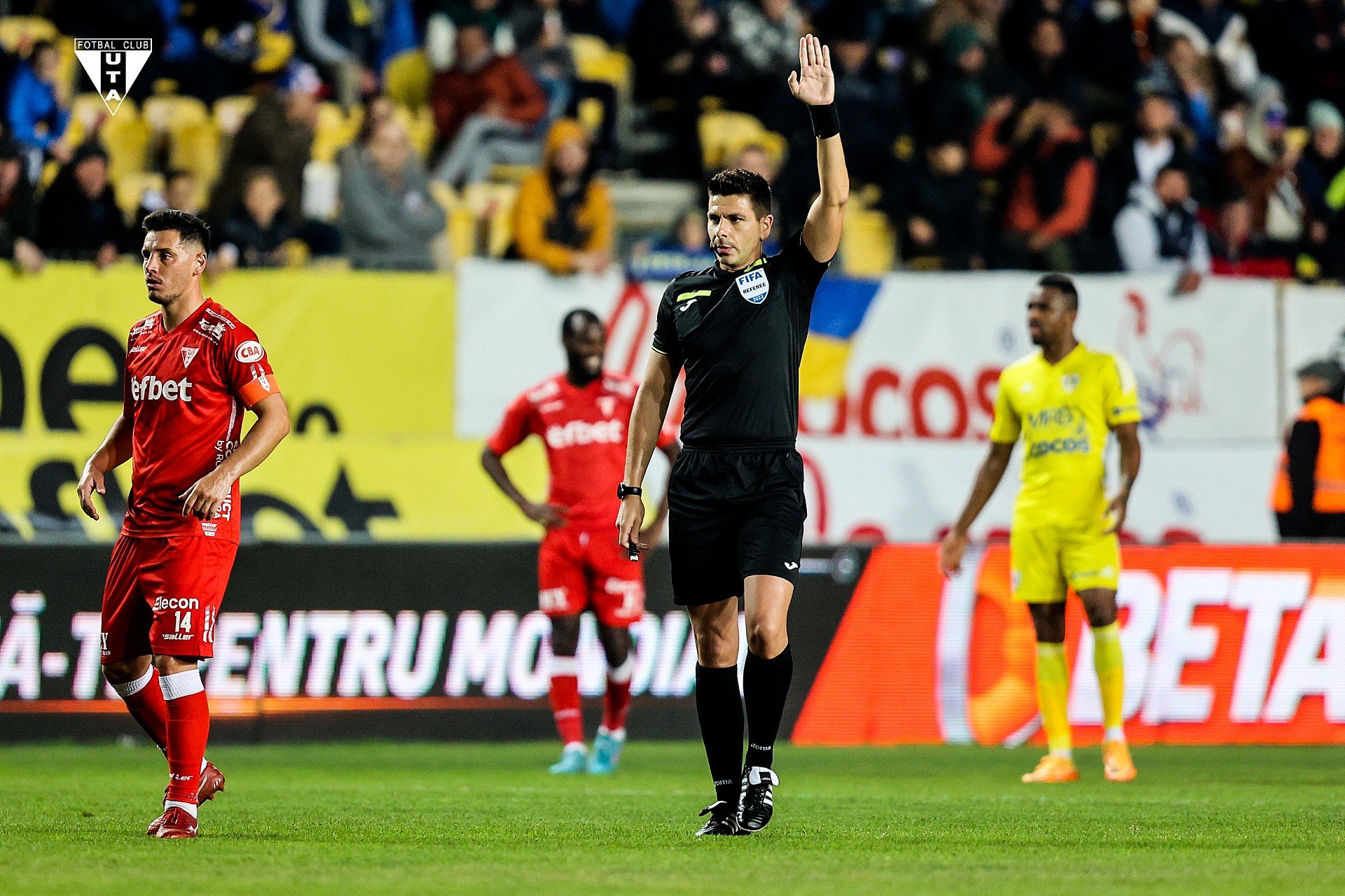Unul dintre arbitrii care au defavorizat-o pe UTA în Superligă ...