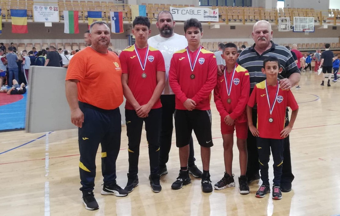 Luptătorii de la CSȘ Gloria au pus mâna pe medalii la Lugoj și în ...