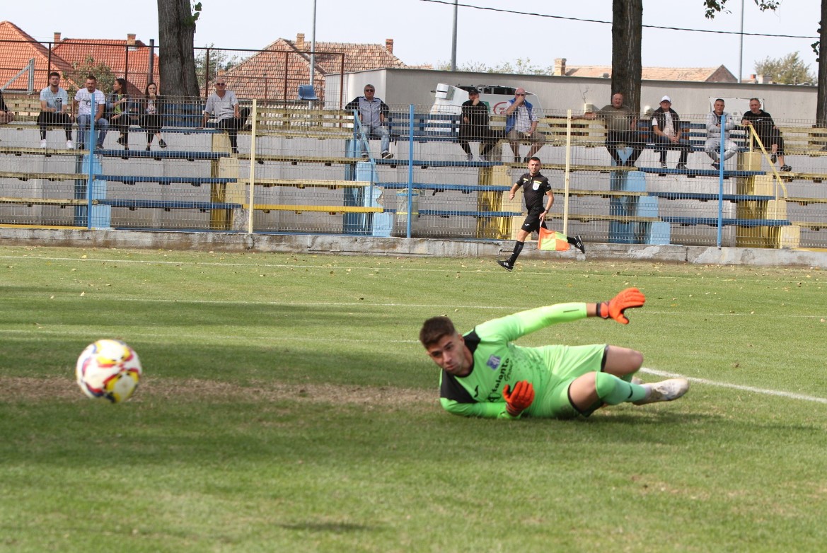 Buziașul o găzduiește pe Lipova cu gândul la locul 4, dar portarul Buta ...