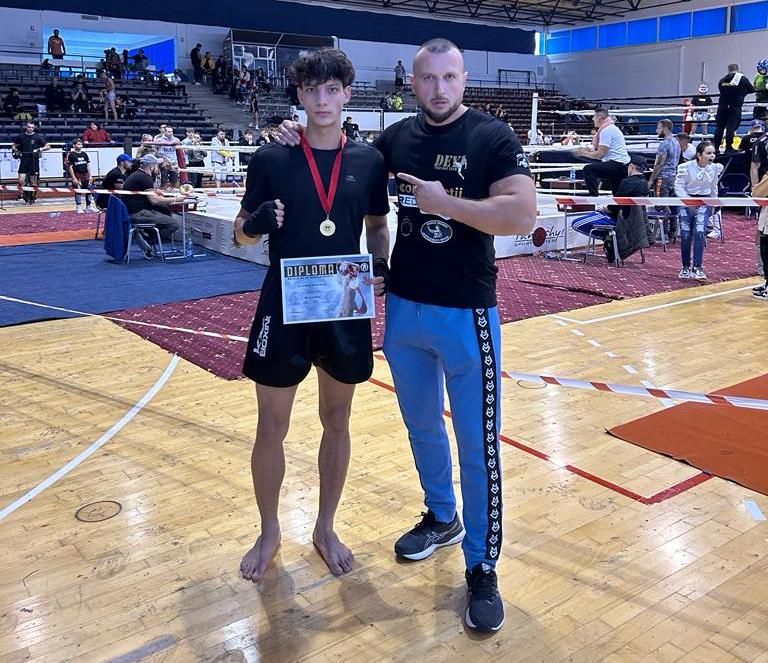Sportivii de la Dey Thai Box Arad s-au întors cu medalii de la „Bătălia ...
