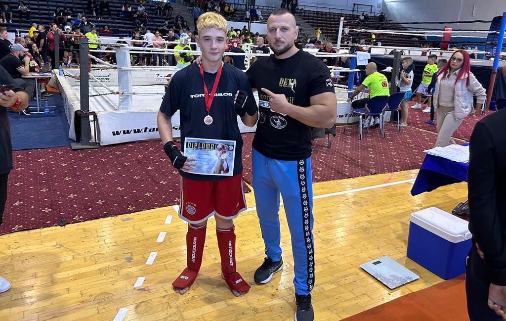 Sportivii de la Dey Thai Box Arad s-au întors cu medalii de la „Bătălia ...