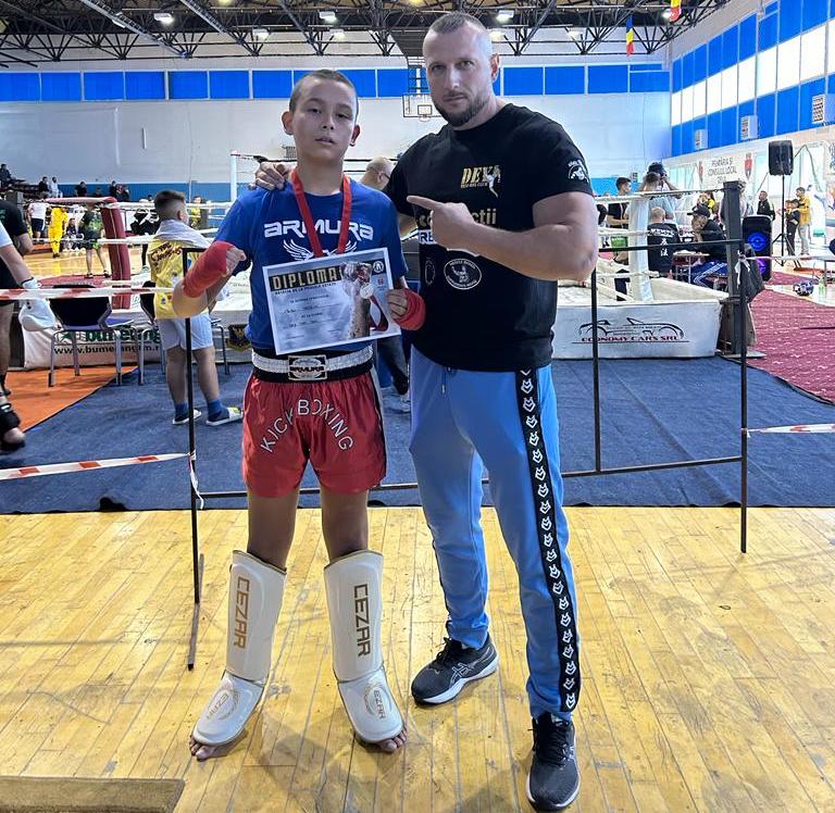 Sportivii de la Dey Thai Box Arad s-au întors cu medalii de la „Bătălia ...