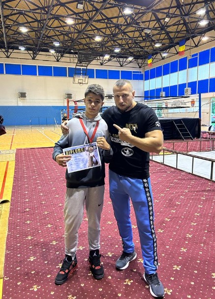 Sportivii de la Dey Thai Box Arad s-au întors cu medalii de la „Bătălia ...