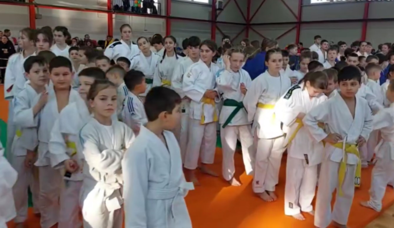 Peste 300 de judoka din trei țări și 20 de cluburi au luptat la cea de-a patra ediție a Cupei ...