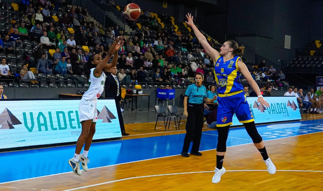 Baschetbalistele Aradului acuză arbitrajul din „Sepsi Arena ...