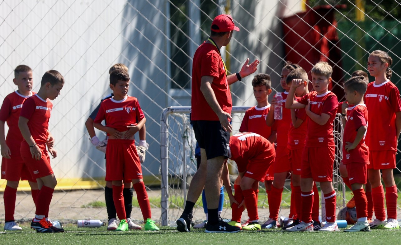 Profesorul Radu George formează grupa de 2019-2020 a Academiei UTA ...